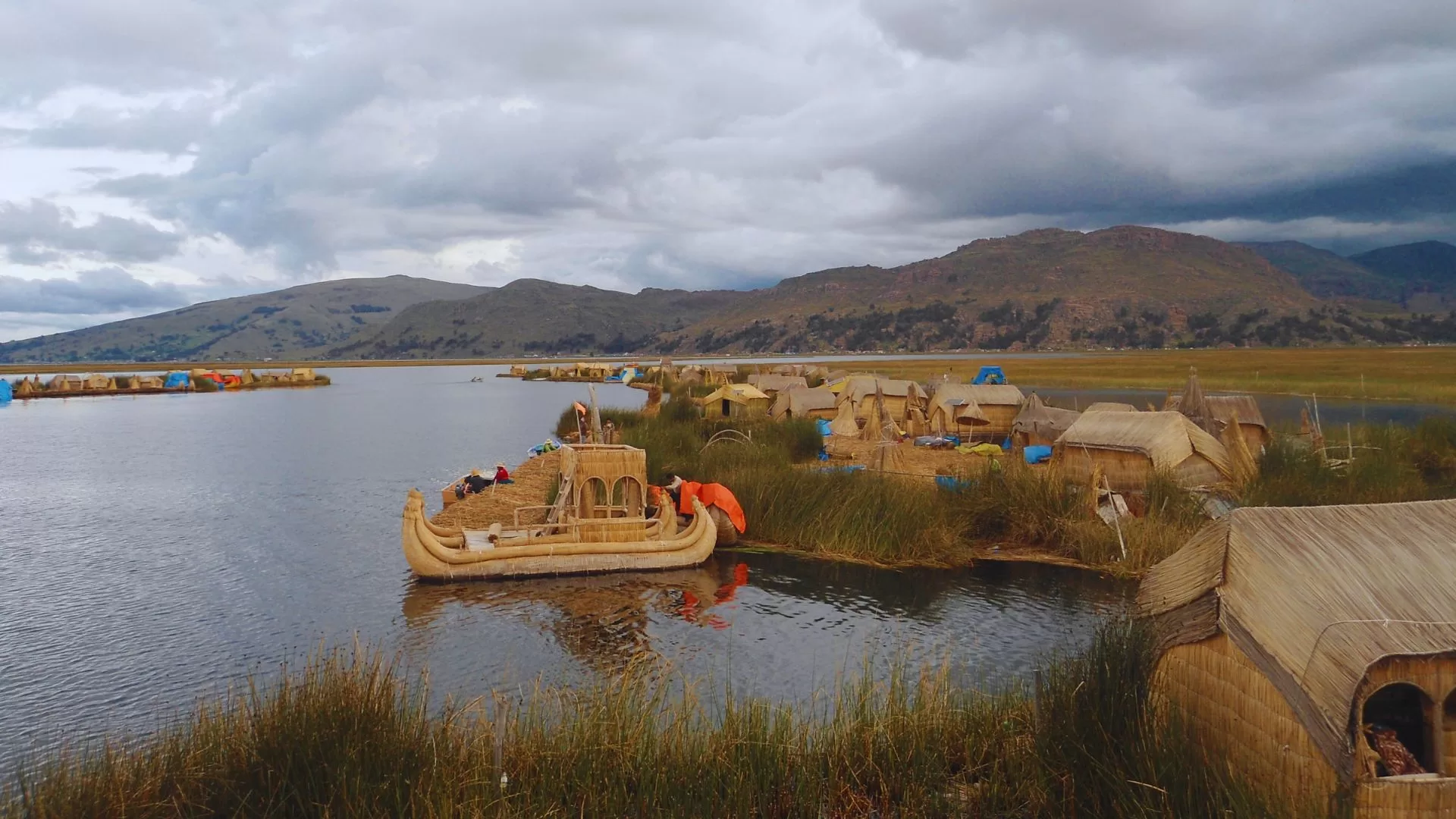 Ilhas flutuantes dos Uros no Lago Titicaca: o que ver e como visitar ...